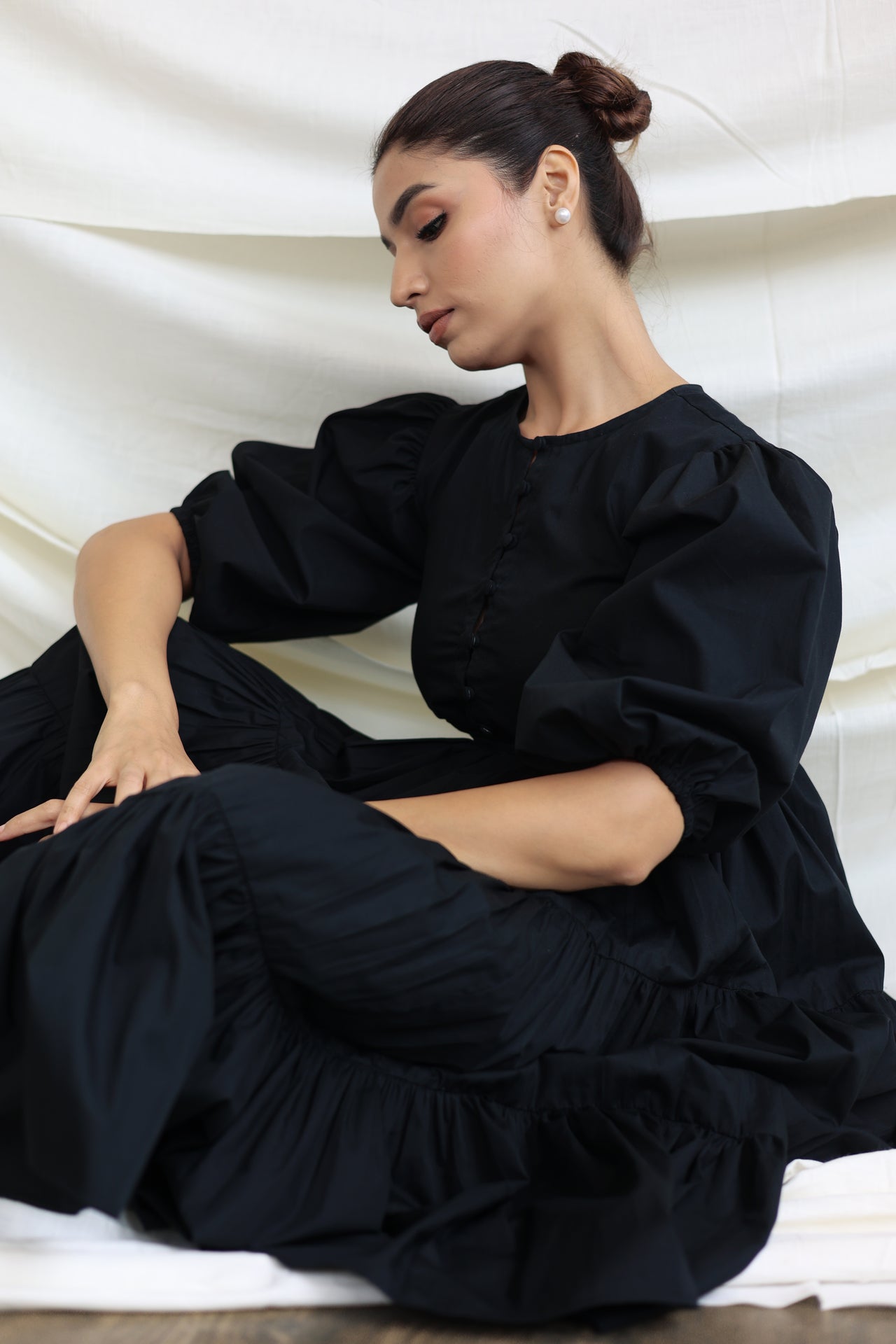 Black round neck tiered midi dress – PR LABEL